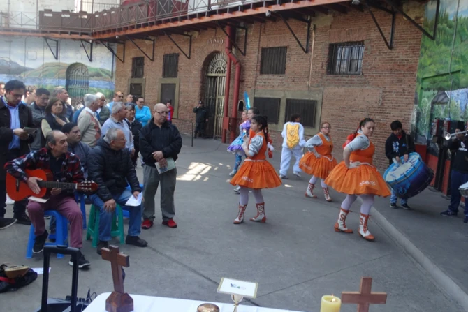 Baile religioso visita por primera vez a reclusos de cárcel en Chile ...