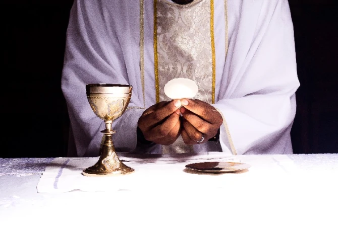 Sacerdote ofrece curso sobre la Eucaristía, vida de la Iglesia | ACI Prensa