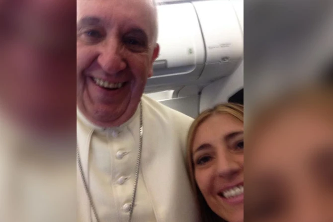 En vuelo papal, periodistas se toman “selfies” con el Papa Francisco ...