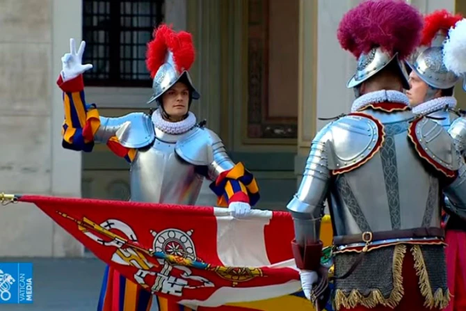 34 nuevos guardias suizos juran lealtad al Papa y a la Iglesia | ACI Prensa