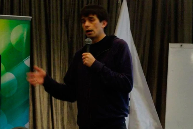 Activista gay ataca a sacerdote que auxilia a enfermos terminales de ...