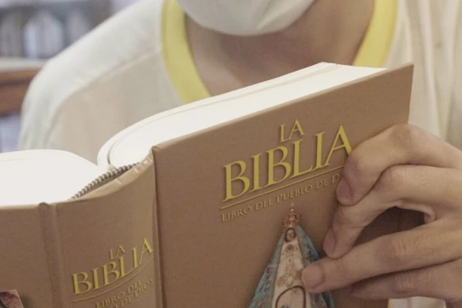 Mes de la Biblia en Argentina: Programa FE de la Iglesia invita a regalar biblias | ACI Prensa